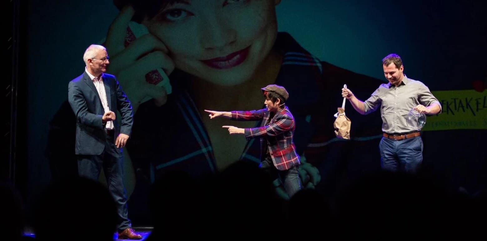 Billy Kidd Magician | Female Magician | Female Escapologist