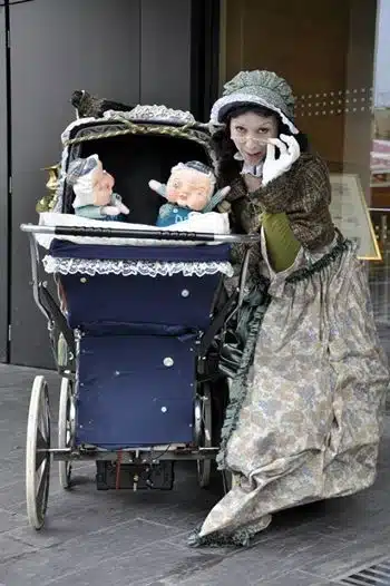 Christmas Pram Walkabout | Xmas Walkabout | Xmas Roaming Act